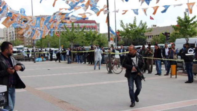 AK Parti Seçim Bürosuna Silahlı Saldırı Eski Vekilinin Oğlu Öldürüldü ... AK Parti Seçim Bürosuna Silahlı Saldırı Eski Vekilinin Oğlu Öldürüldü ...